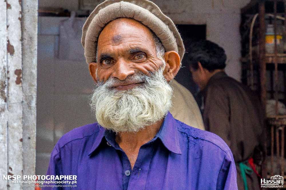 Happy Poor Old Man Standing By The Roadside In Murree - NPSP.Pk ...
